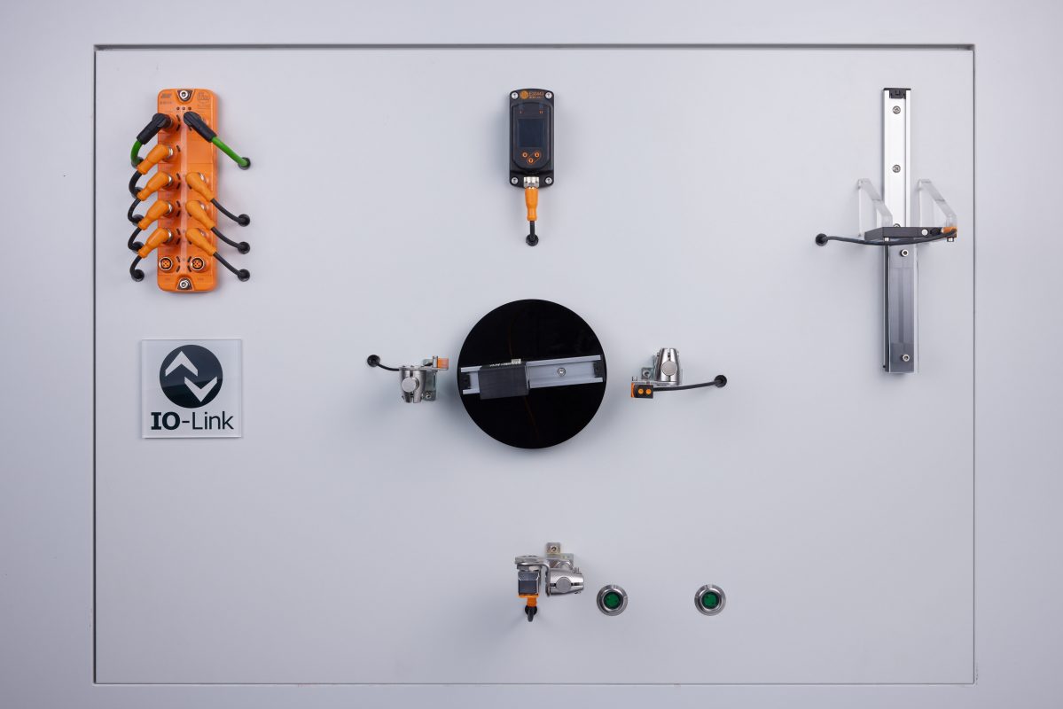 ZF0867 - Position sensors - distance measurement sensors - ifm Exhibitions