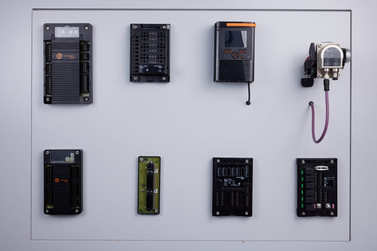 ZF0648 - Systems for mobile machines - Basic controllers + Cabinet controllers - ifm Exhibitions